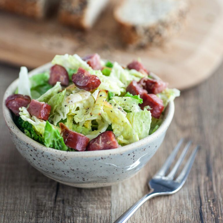 Frisee-Salat mit Crème fraîche und Mettwurst – Ekabe