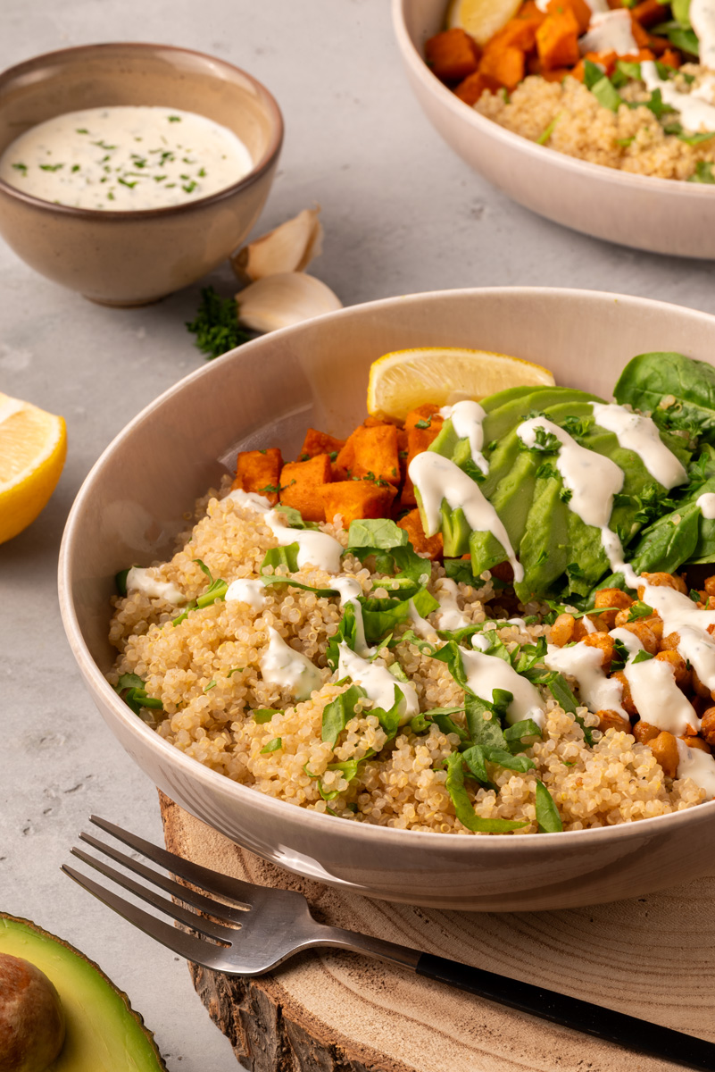 Bowl végétarien au quinoa et sa crème à l’ail – Ekabe